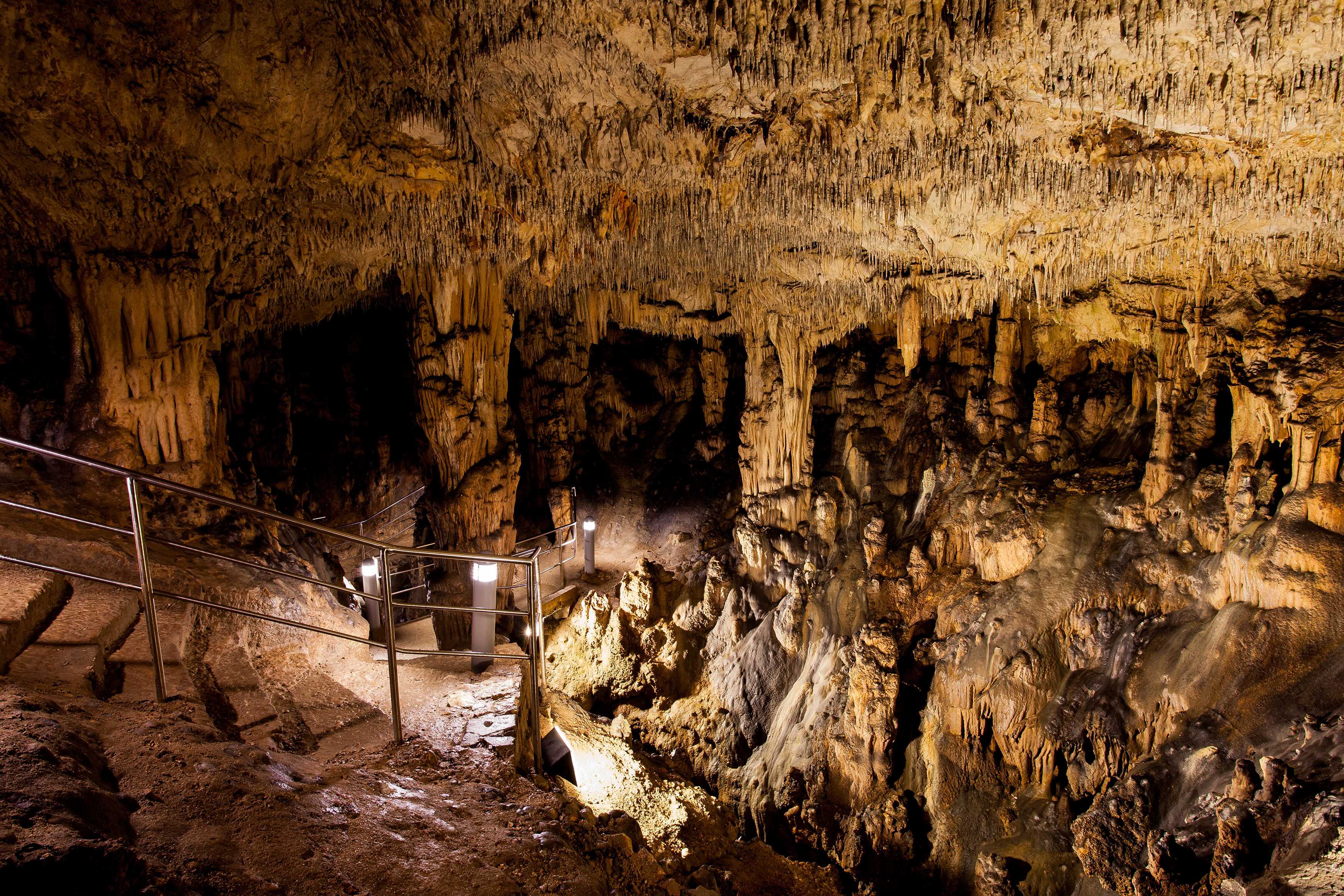 Découvrez l'unicité de la grotte Biserujka | Croatia.hr