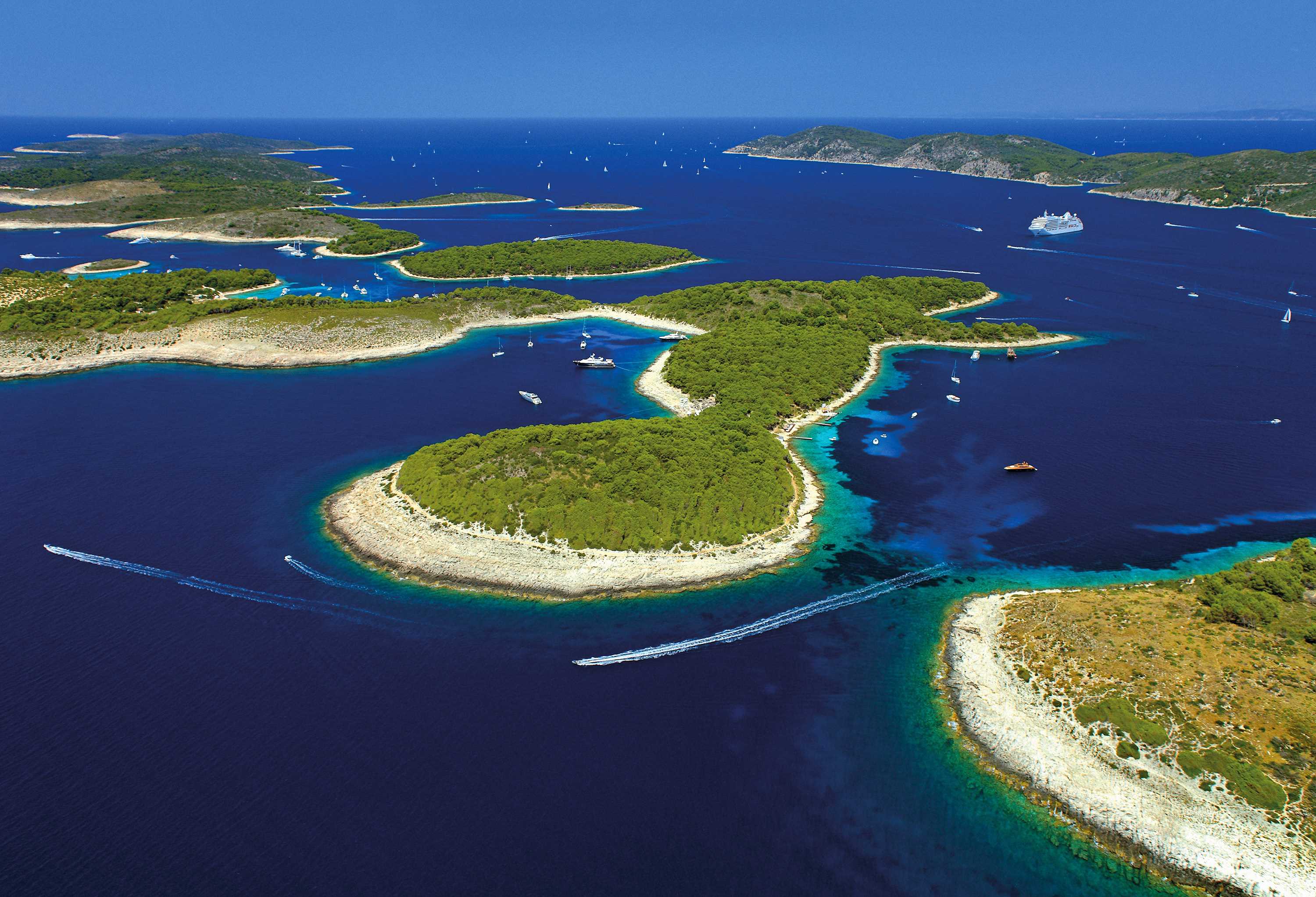 Las islas Paklinski otoci – una hoya boscosa cerca de la isla de Hvar ...